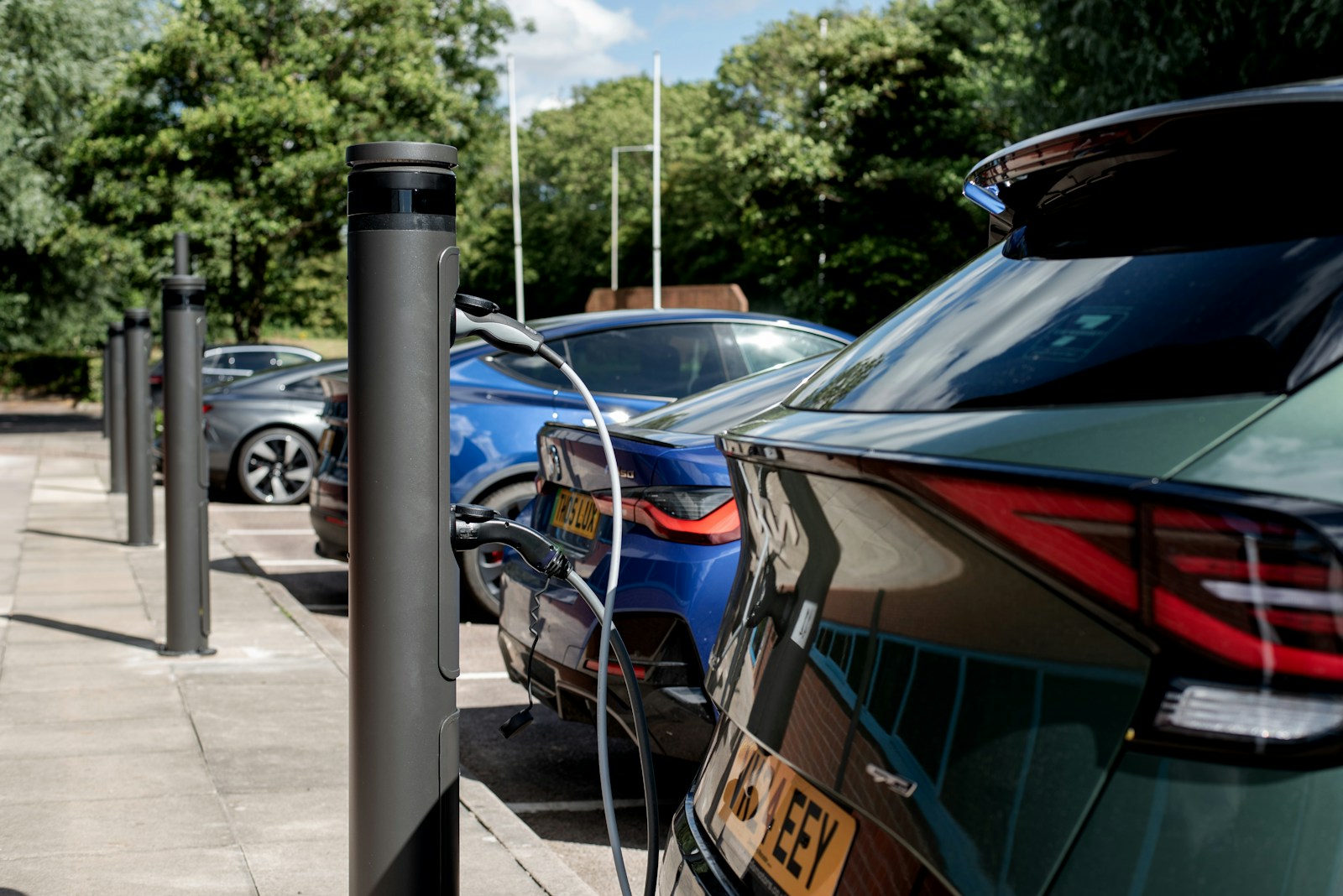 People Are Furious After EV Charging Station “Line Jumping” Goes Viral ...