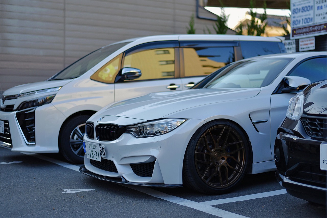 Man Double Parks a Luxury Car — Then a Stranger Leaves a Note That Goes ...